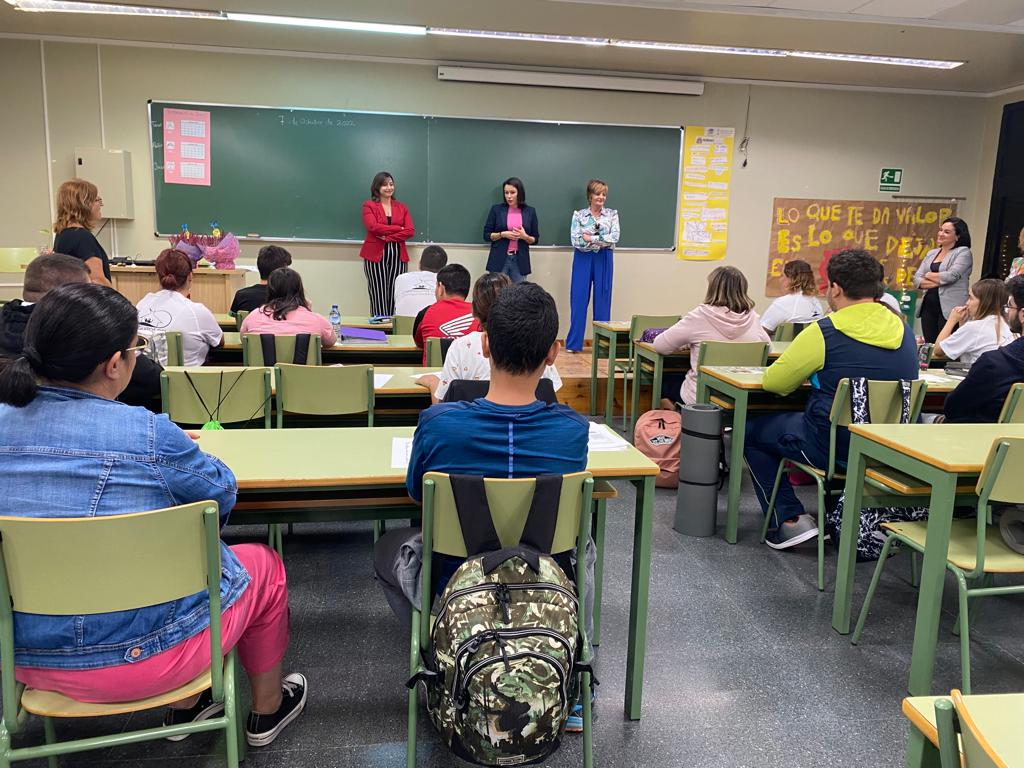 La alcaldesa de Orihuela visita un aula formativa de ADIS