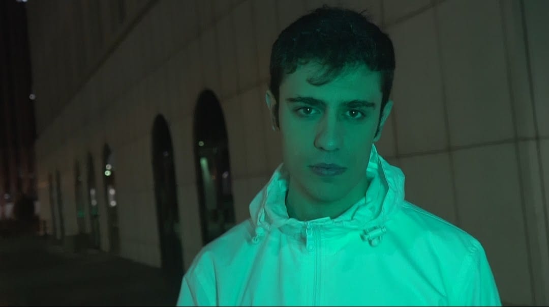 El cantante oriolano Otto sorprende con su single 'Luces de Neón'